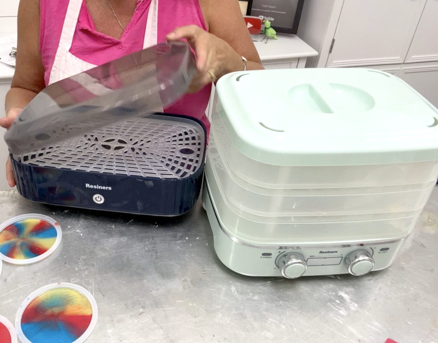 Step by Step Resin: How to Color-Blend Coasters [Video] - Craft Klatch